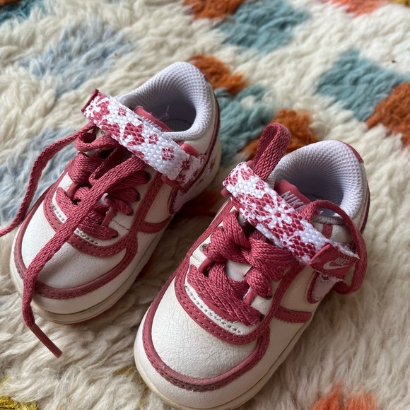 Nike | Shoes | Vintage 200s Nike Dunks Pink And White Lowtop Sneakers ...